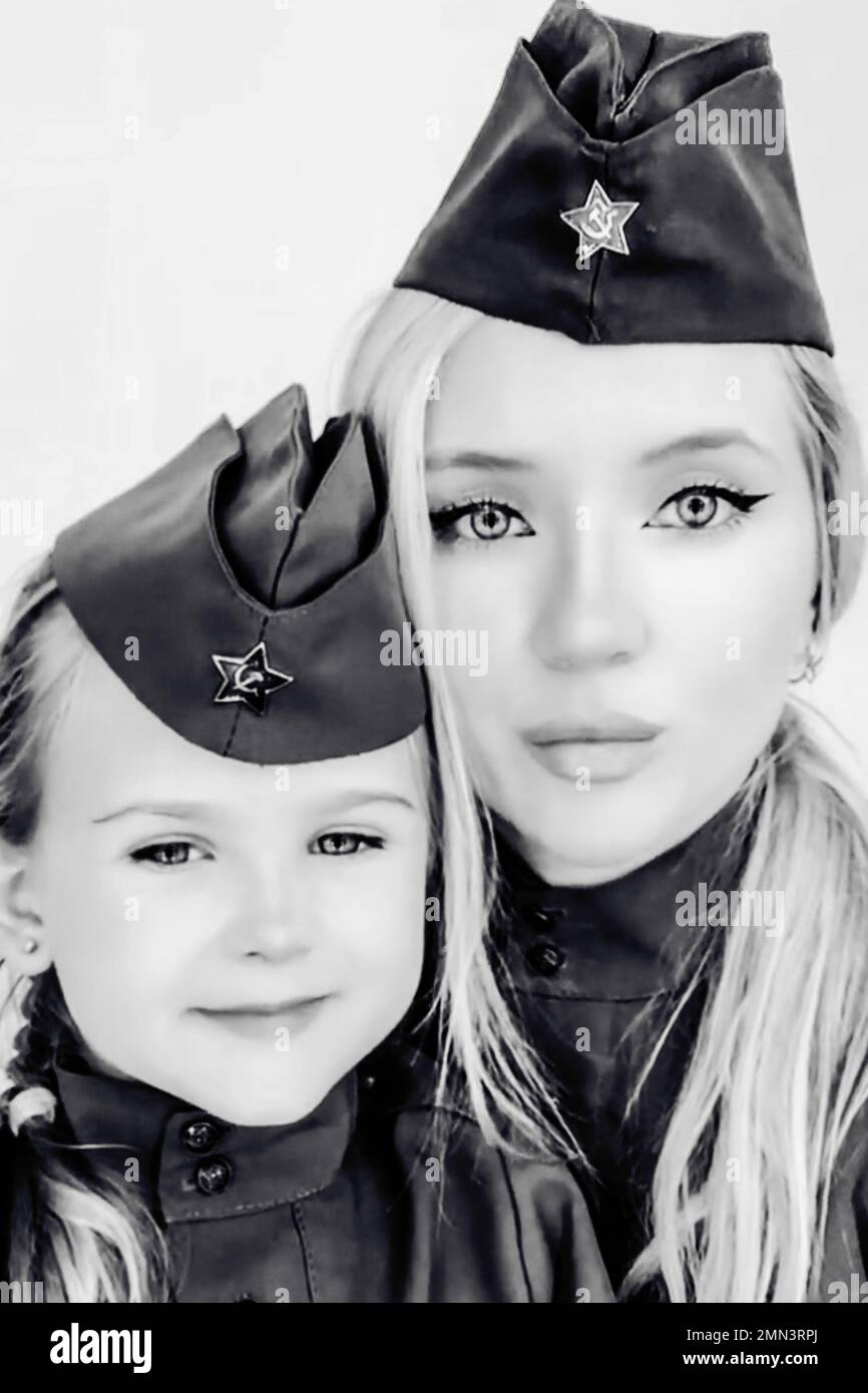 Une femme militaire russe pose un portrait avec sa fille Photo Stock ...