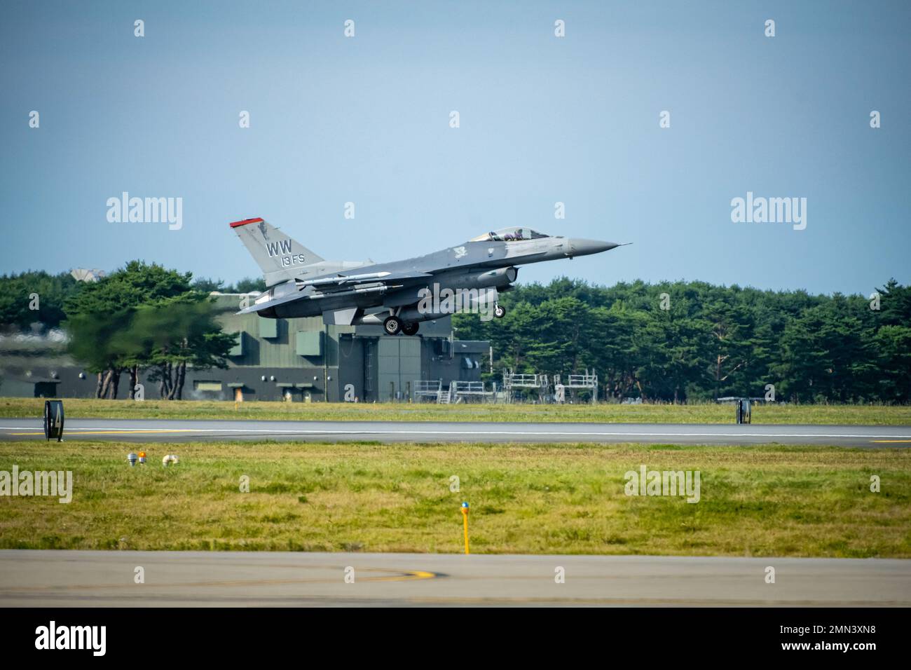 Le lieutenant-colonel Jordan Kahn, commandant du 13th Fighter Squadron ...
