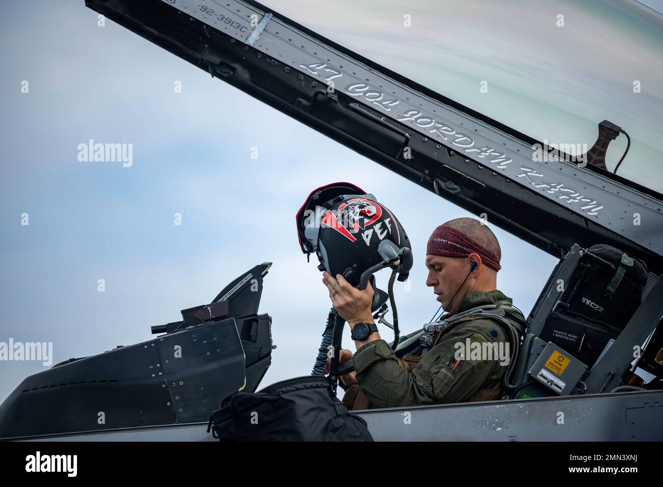 Le lieutenant-colonel Jordan Kahn, commandant du 13th Fighter Squadron ...