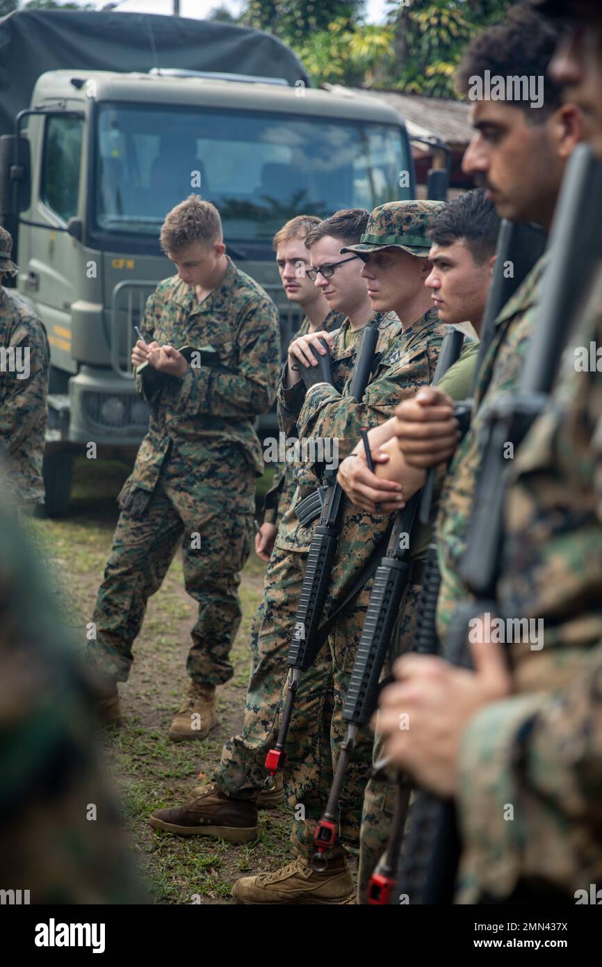 Marines et marins des États-Unis avec 2D Bataillon, 2D Marine Regiment, 2D Marine Division ...