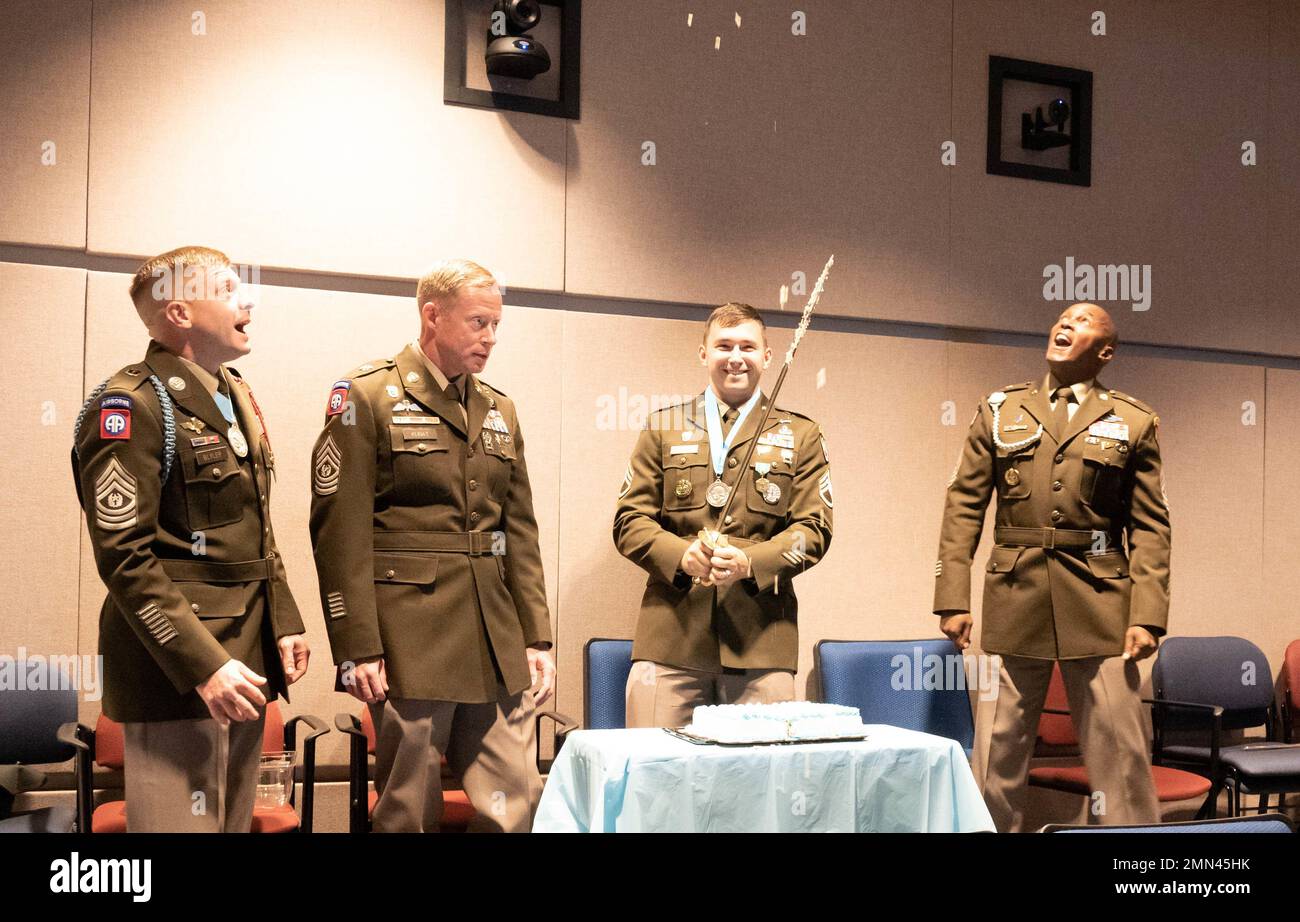 Depuis la gauche, le Sgt. Maj. John A. Blyler, 2nd Bataillon, 60th ...