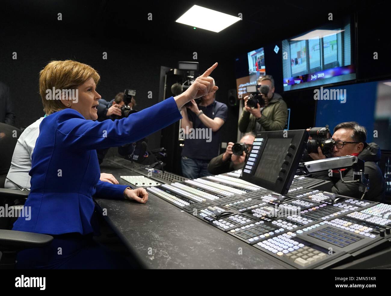 La première ministre Nicola Sturgeon fait une visite de la salle de contrôle lors de sa visite à ...