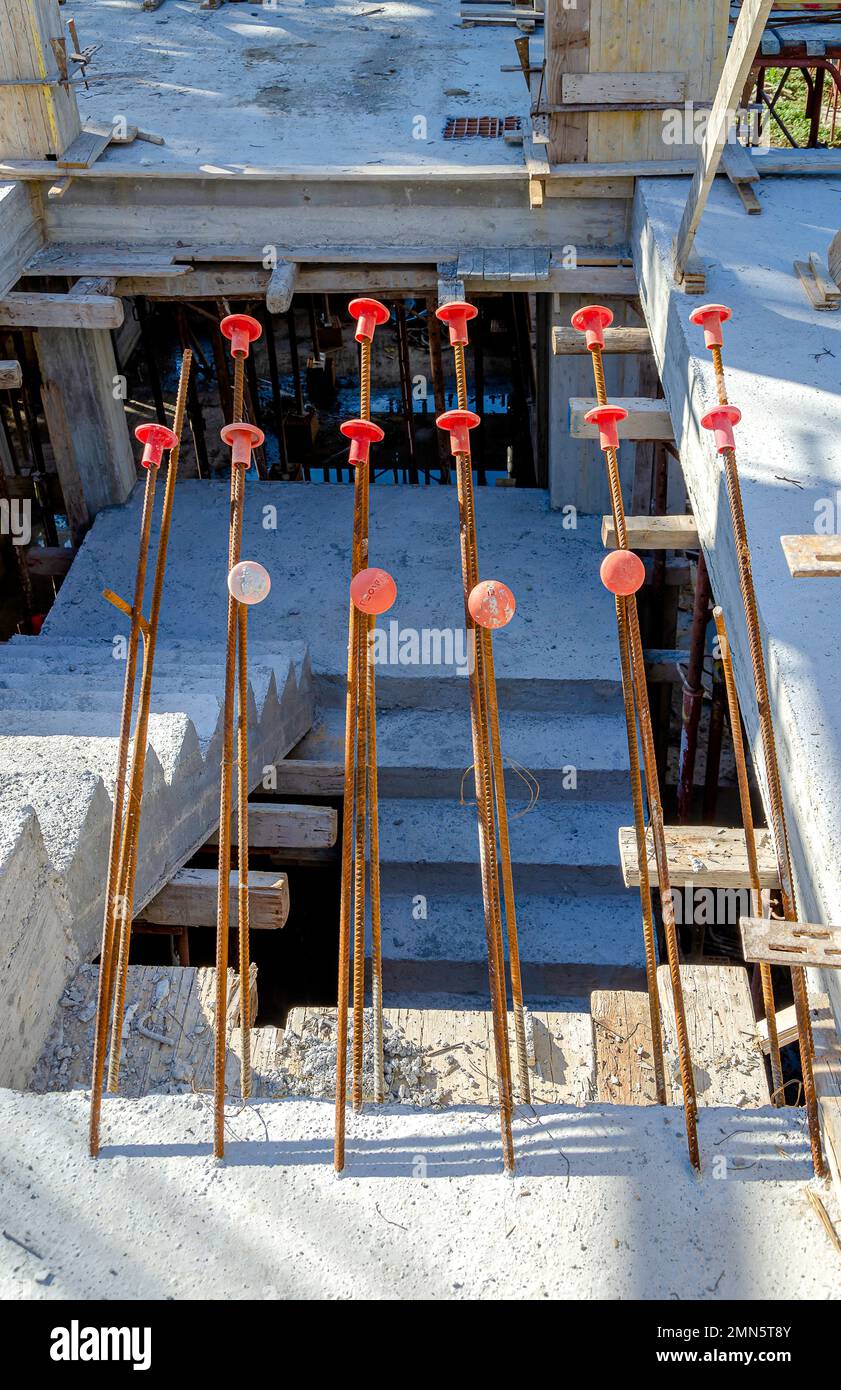 Chantier de construction d'un bâtiment civil. Les capuchons en ...