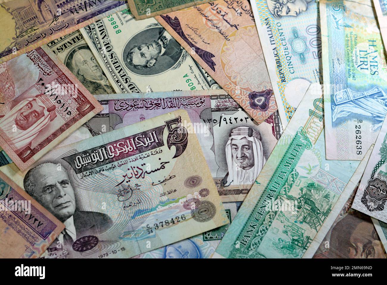 divers vieux billets en espèces de différents pays du monde, pile de ...