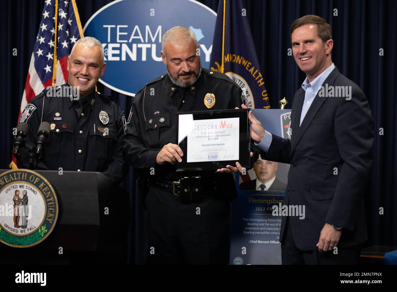 L'Adjudant-chef Timothy Smith (à gauche) et le chef de police de ...