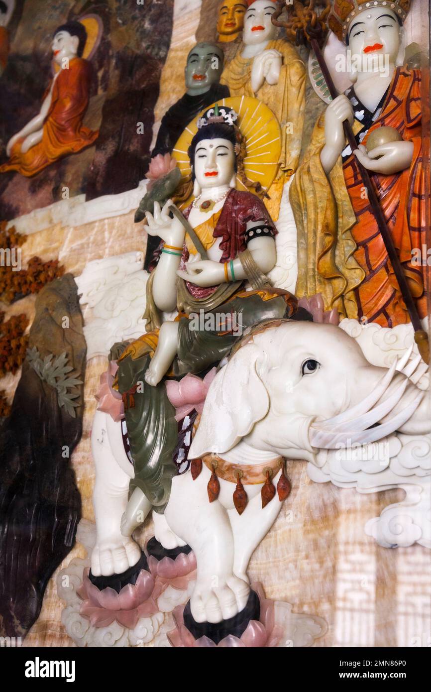 Sculptures de jade incrustées, exposées dans le Temple d'exposition ...