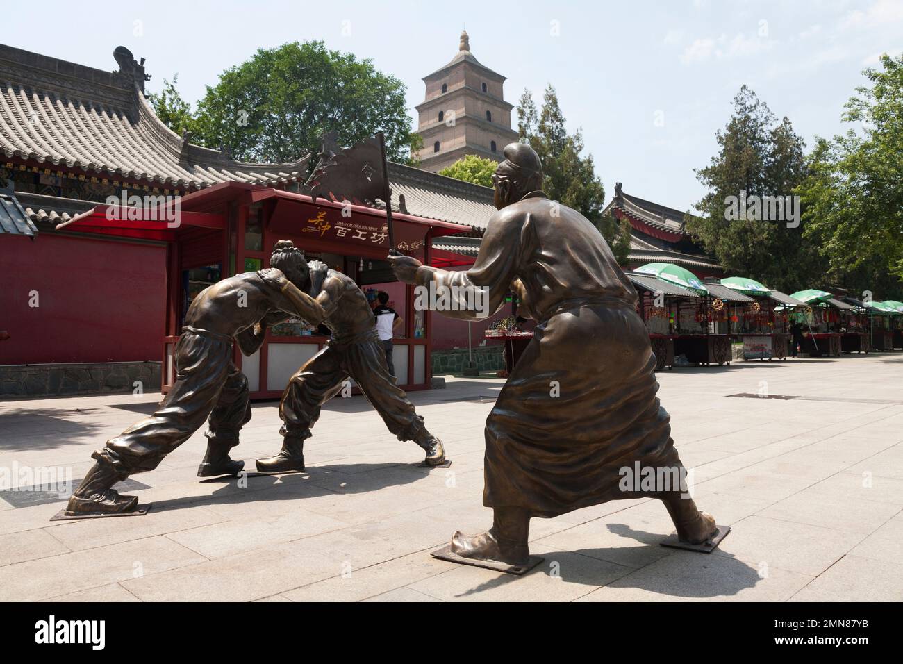 Statue de sculpture en bronze de figures de lutte, et pagode de l'OIE ...