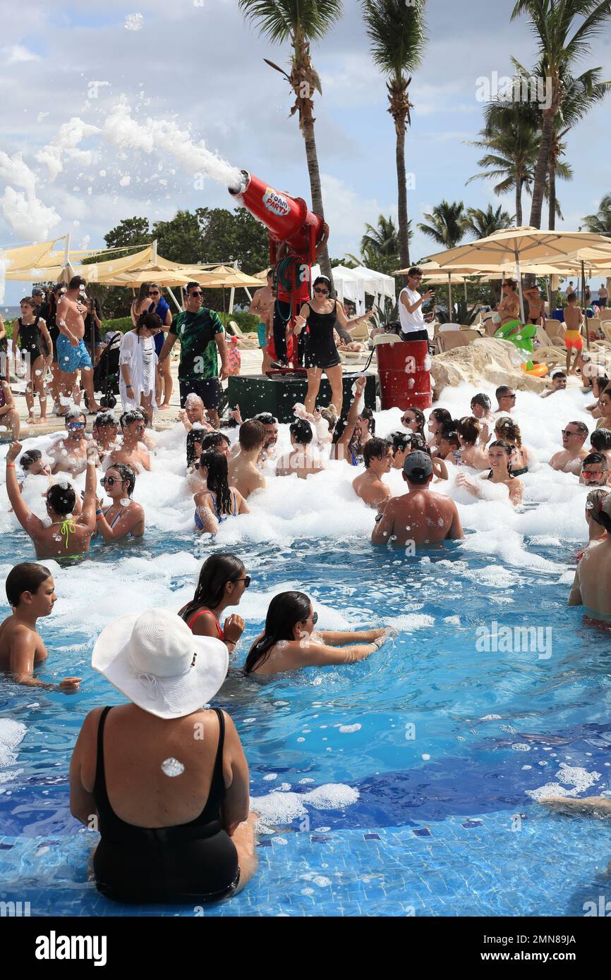 Swimming pool foam party Banque de photographies et d’images à haute ...