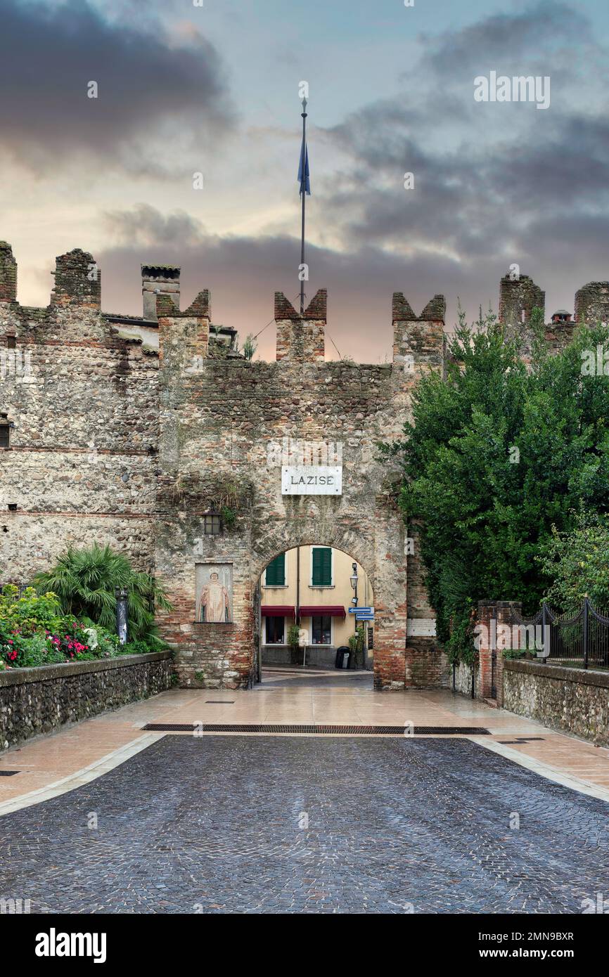 Les remparts médiévaux de la ville avec l'arche de la porte de Lazise ...