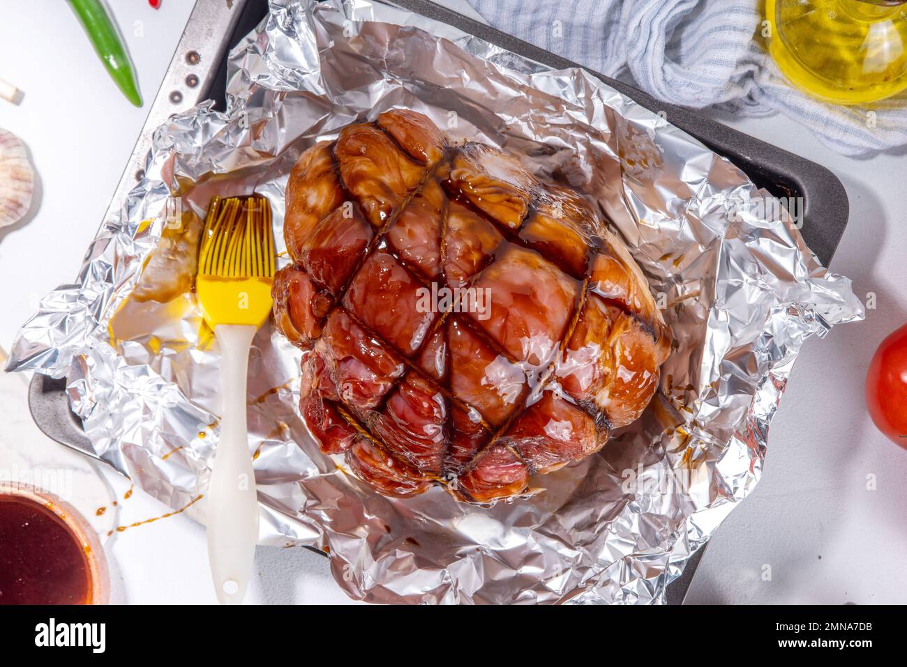 Cuisson de la viande de porc. Recette traditionnelle de jambon glacé ...