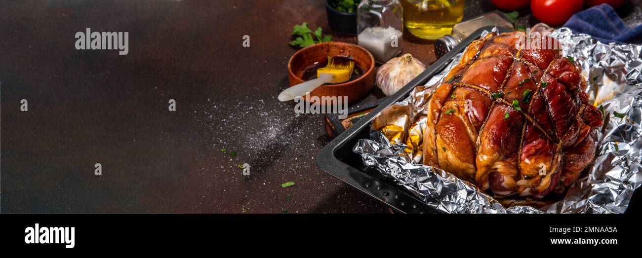 Cuisson de la viande de porc. Recette traditionnelle de jambon glacé ...