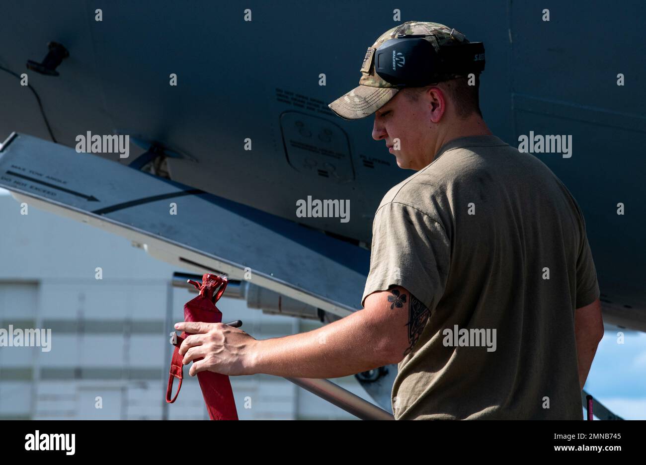 U.S. Air Force Airman 1st Class Joshua Dolan, chef d'équipage du 437th ...