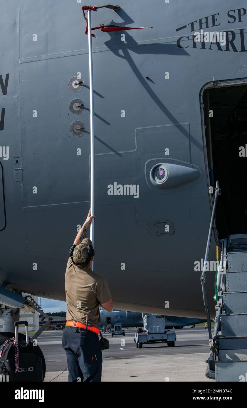 U.S. Air Force Airman 1st Class Joshua Dolan, chef d'équipage du 437th ...