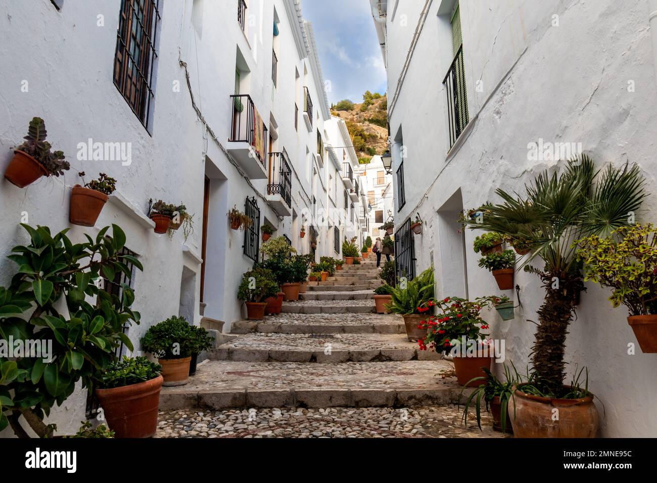 Calle típica de Frigiliana, Málaga, uno de los pueblos más bonitos de ...