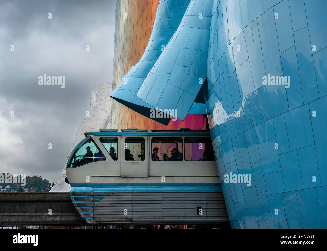 Le train monorail traverse le musée, la façade extérieure ondulée ...