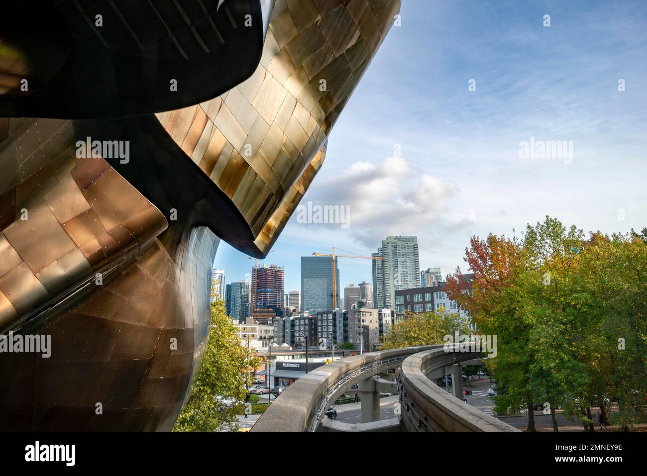 Monorail à travers le musée, façade extérieure ondulée, Musée de la ...