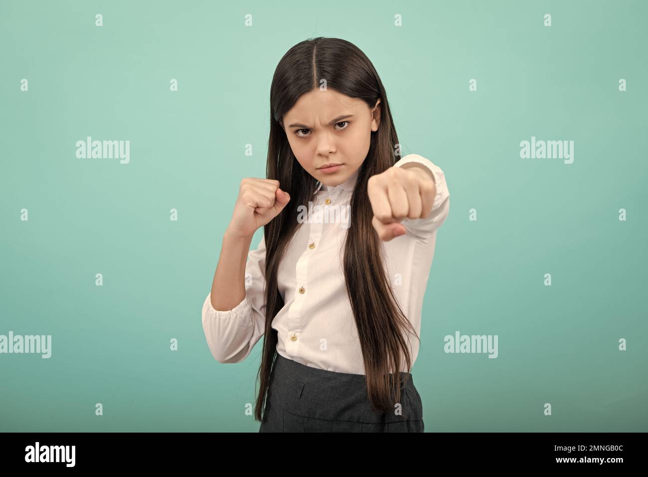 Visage en colère, émotions bouleversées de la jeune fille. Portrait en ...