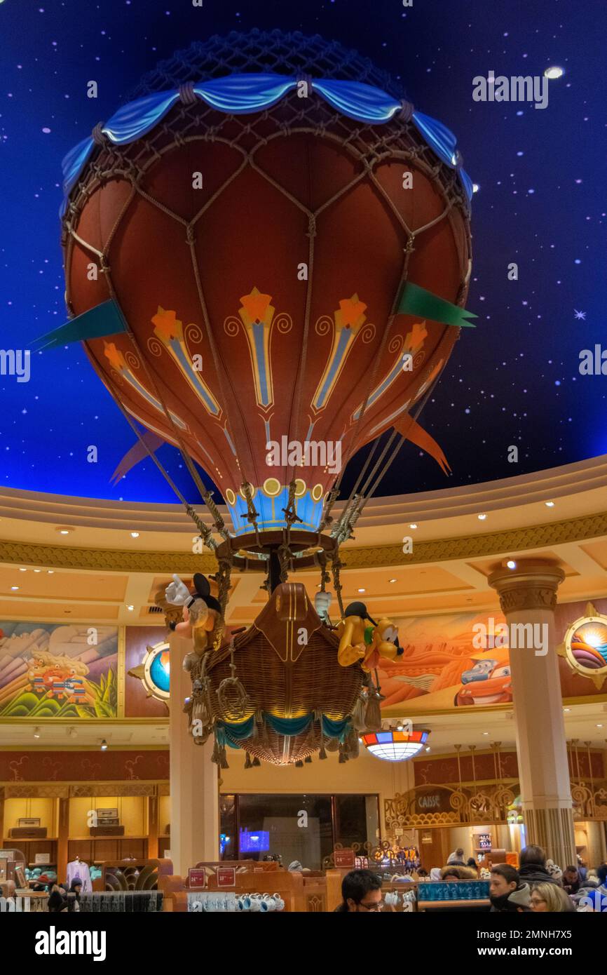 Disneyland magnifique ballon de magasin avec Pluton et Mickey volant et ...