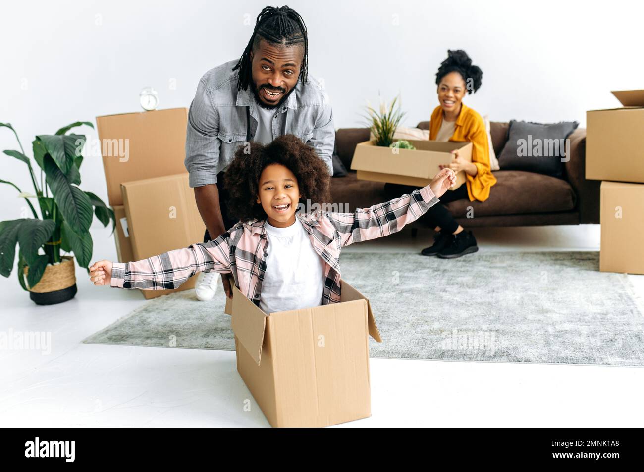 Bonne enfance. La famille afro-américaine s'amuse bien en se déplaçant ...