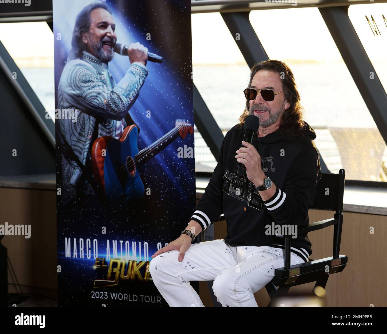 MIAMI, FL-JAN 30: Marco Antonio Solis “El Buki” est vu lors de Marco ...
