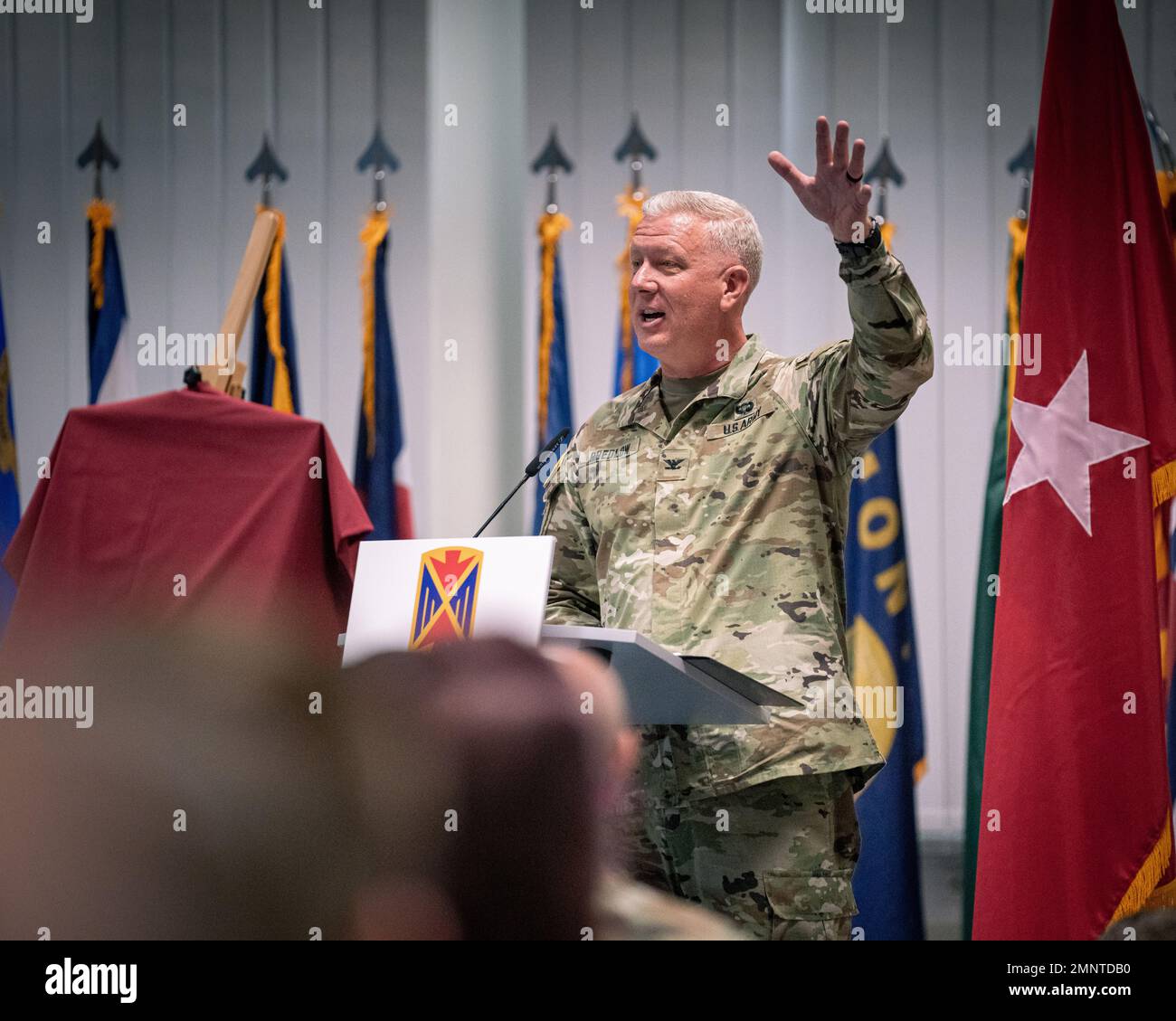 Le Colonel Bruce Bredlow, commandant de la 52nd Brigade d’artillerie de ...