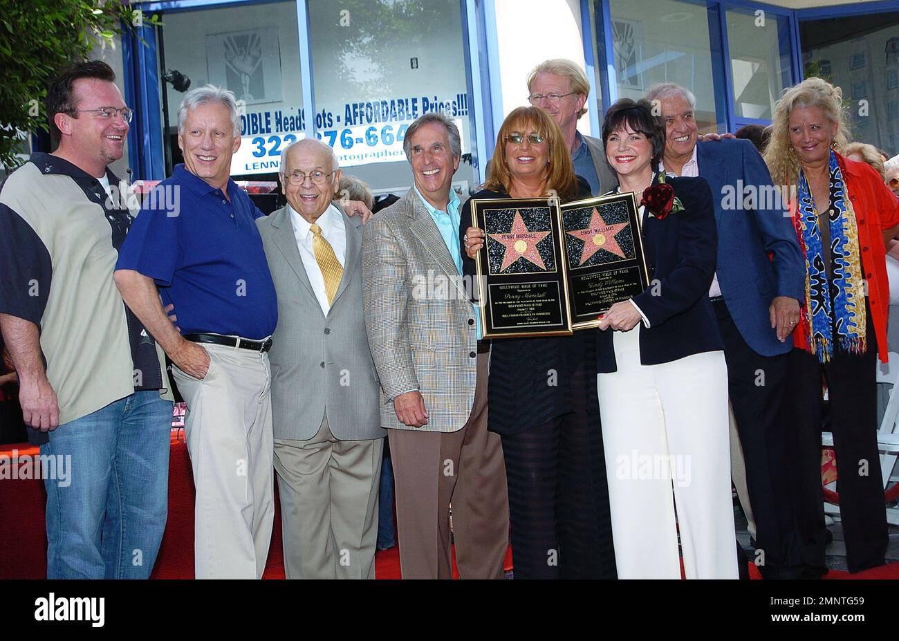 Penny Marshall et Cindy Williams (Laverne & Shirley) posant avec leurs ...