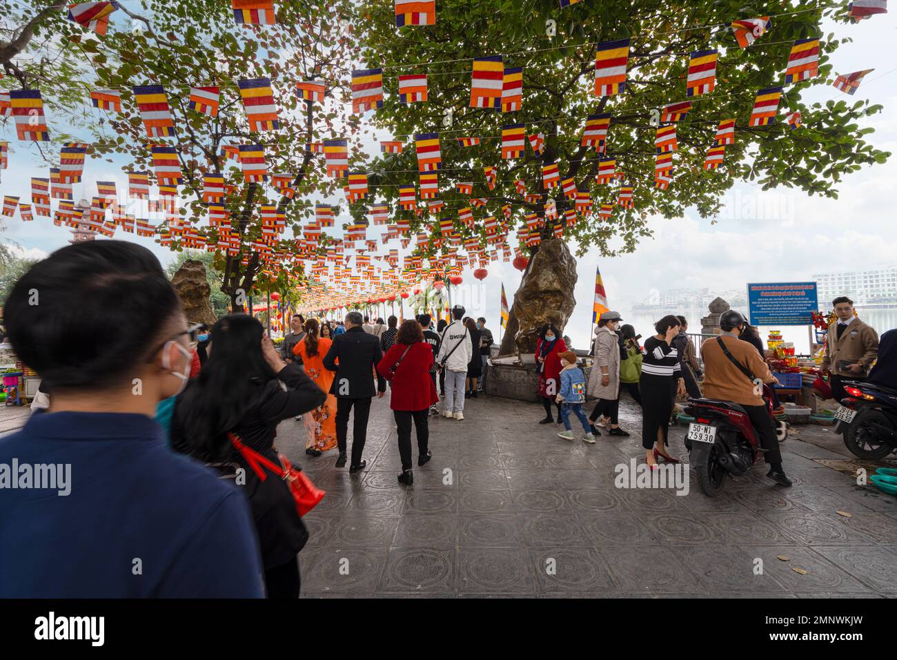 Hanoï, Vietnam, janvier 2023. Les fidèles de la Pagode Tran Quoc, le plus ancien temple ...