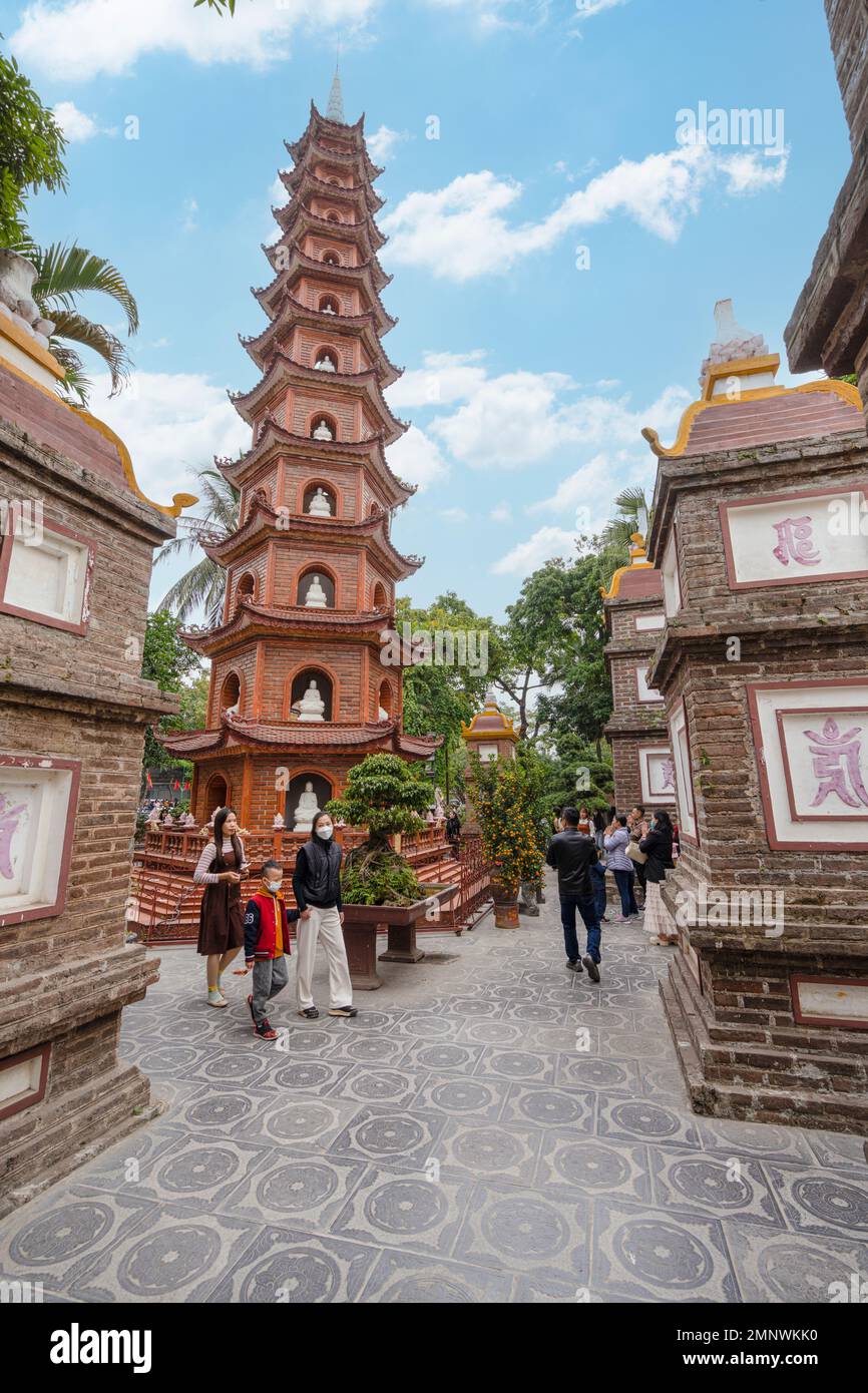 Hanoï, Vietnam, janvier 2023. Les fidèles de la Pagode Tran Quoc, le plus ancien temple ...
