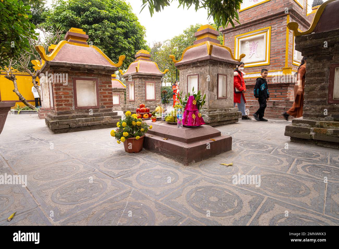 Hanoï, Vietnam, janvier 2023. Les fidèles de la Pagode Tran Quoc, le plus ancien temple ...