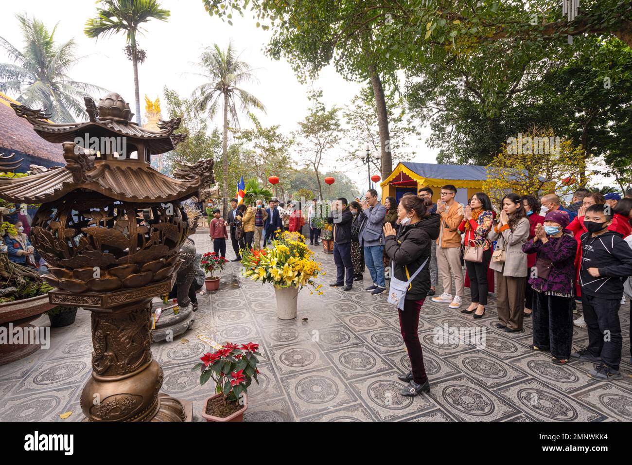 Hanoï, Vietnam, janvier 2023. Les fidèles de la Pagode Tran Quoc, le plus ancien temple ...