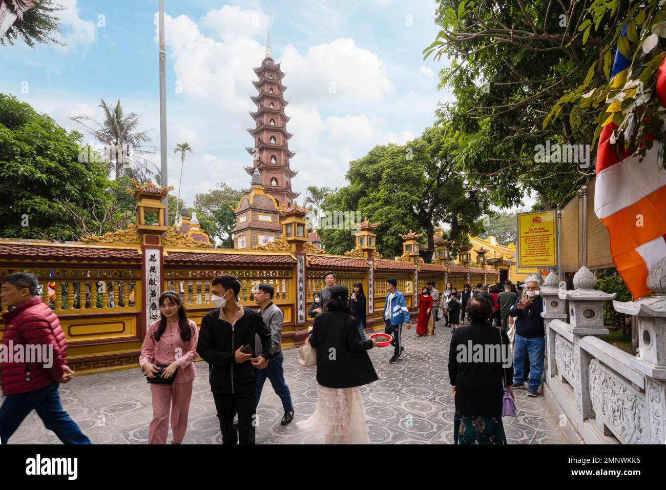 Hanoï, Vietnam, janvier 2023. Les fidèles de la Pagode Tran Quoc, le plus ancien temple ...