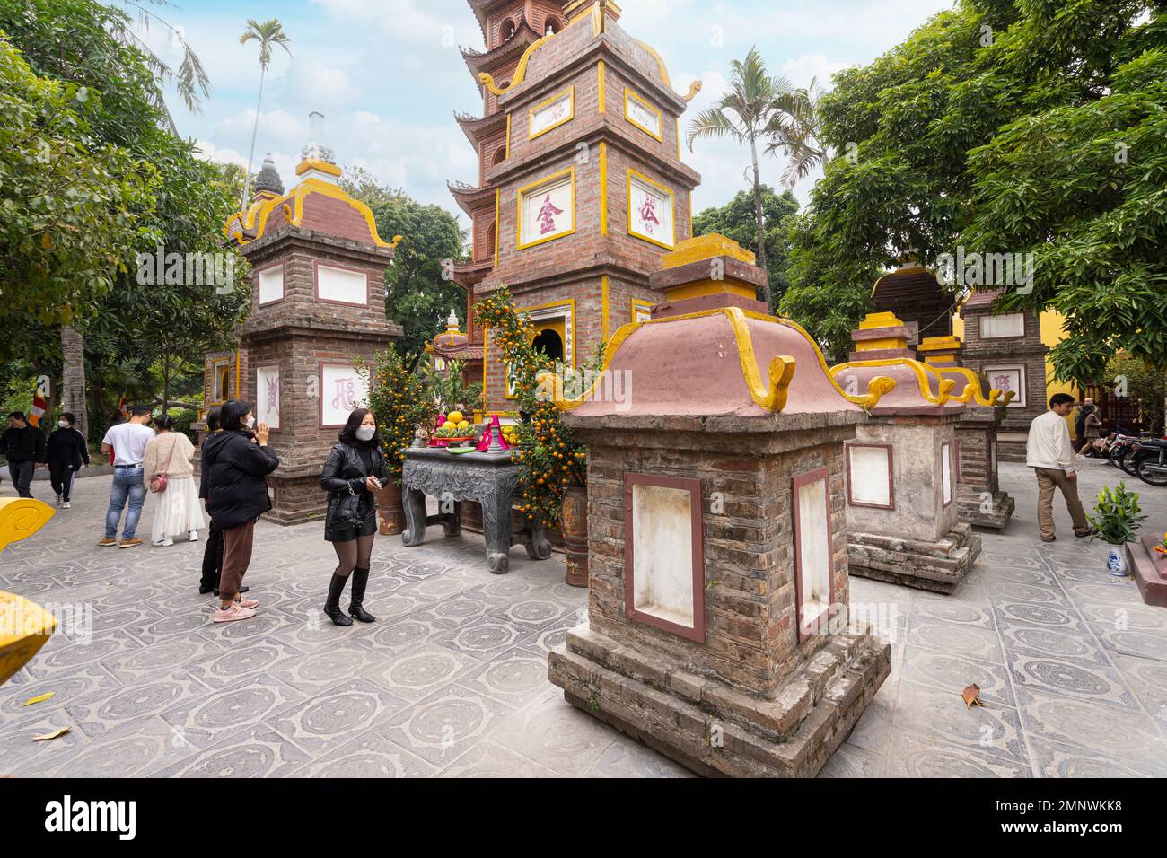 Hanoï, Vietnam, janvier 2023. Les fidèles de la Pagode Tran Quoc, le plus ancien temple ...