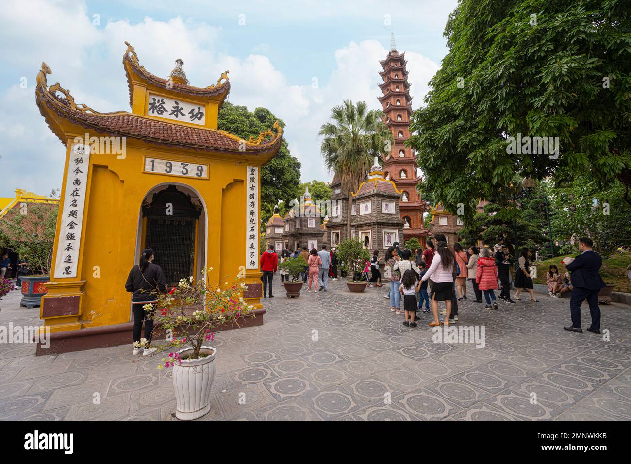 Hanoï, Vietnam, janvier 2023. Les fidèles de la Pagode Tran Quoc, le plus ancien temple ...