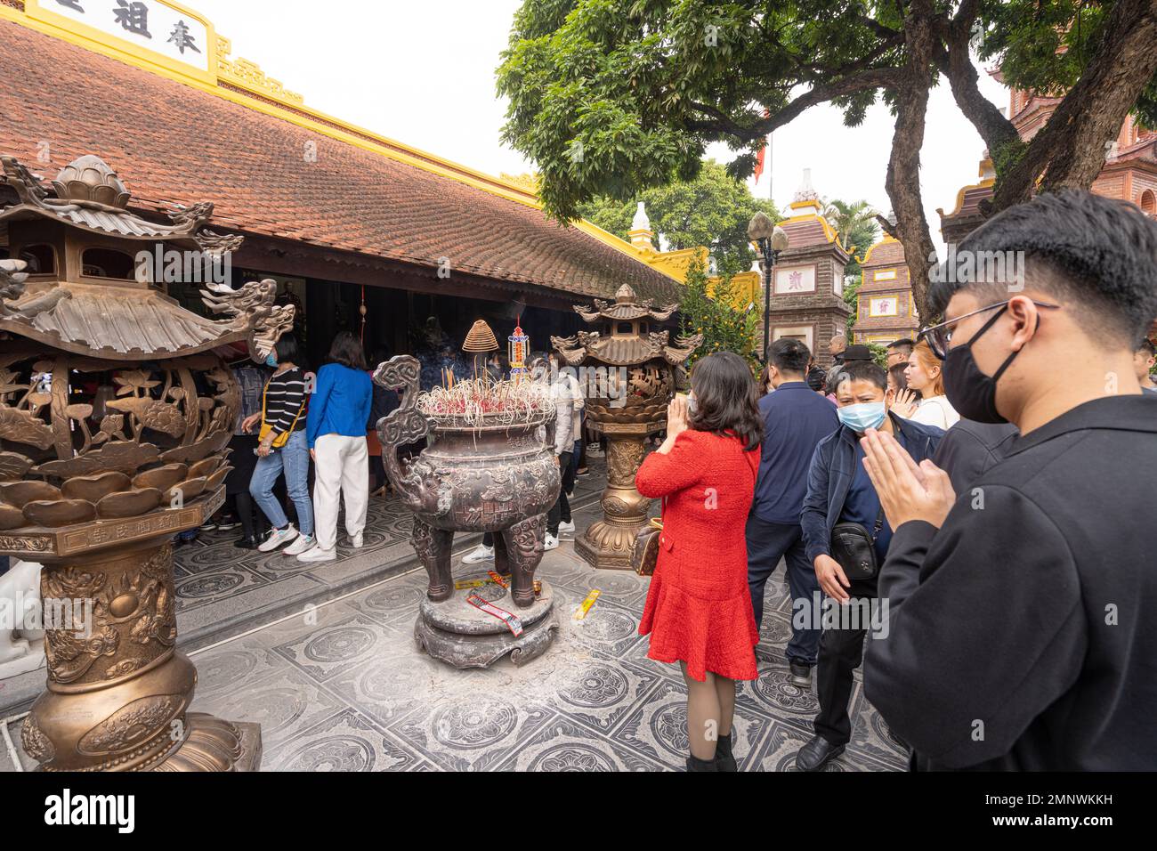 Hanoï, Vietnam, janvier 2023. Les fidèles de la Pagode Tran Quoc, le plus ancien temple ...
