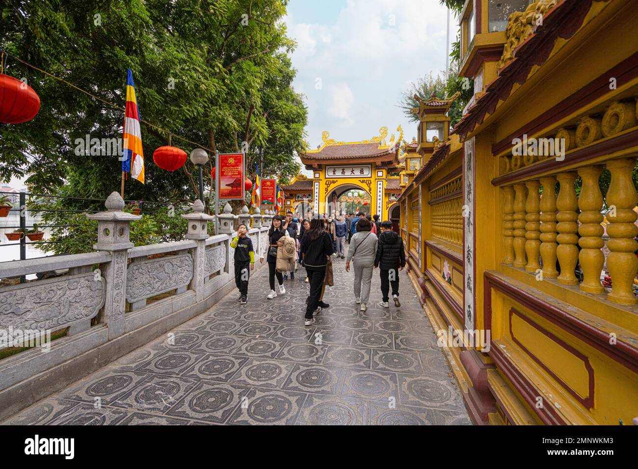 Hanoï, Vietnam, janvier 2023. Les fidèles de la Pagode Tran Quoc, le plus ancien temple ...