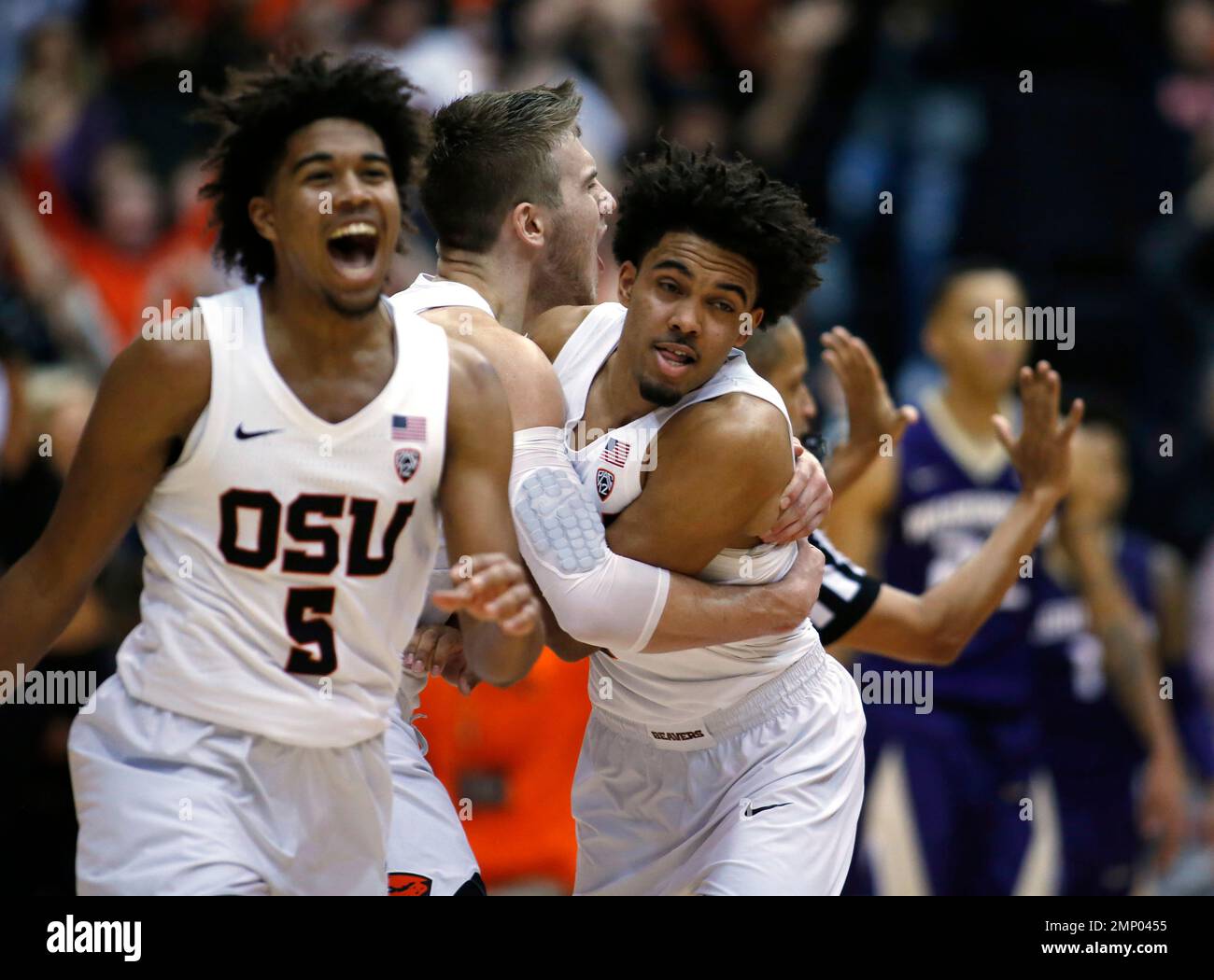Oregon State's Stephen Thompson Jr., right, celebrates with teammates ...
