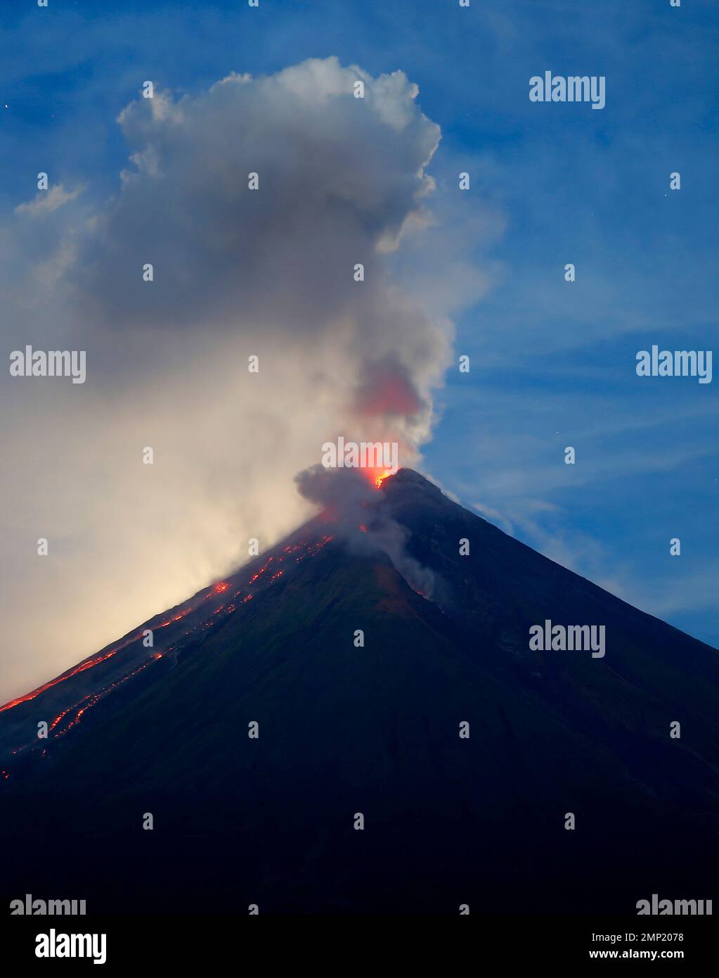The super blue blood moon sets before dawn as lava cascades down the ...