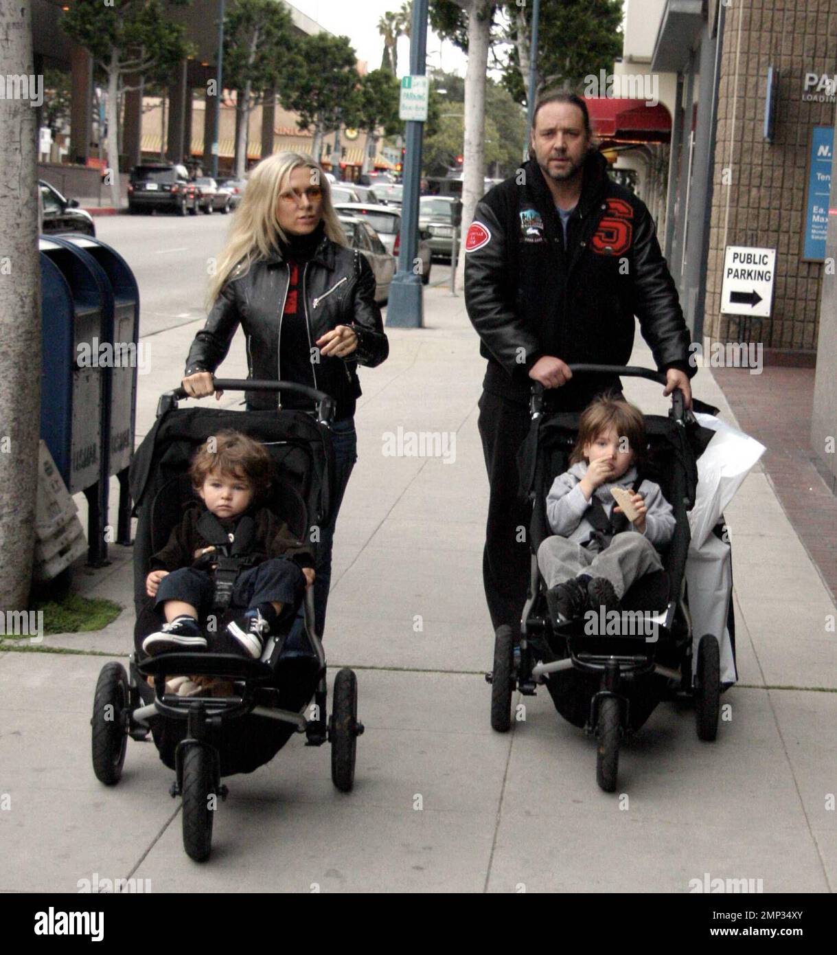 Russell crowe and danielle spencer and tennyson crowe Banque de ...