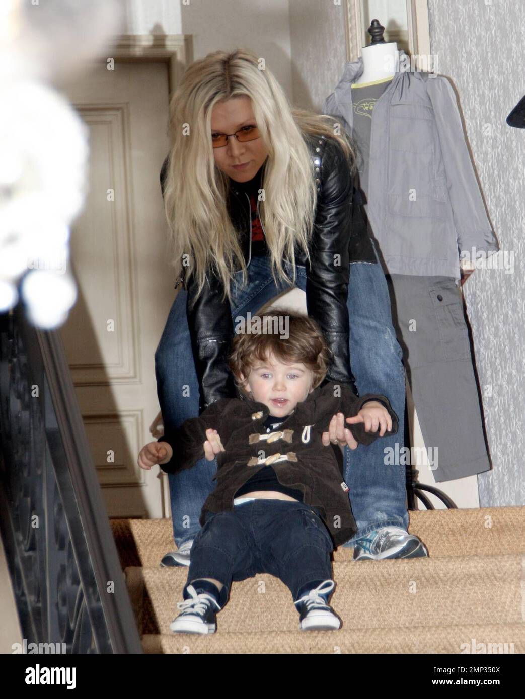 Russell crowe and danielle spencer and tennyson crowe Banque de ...