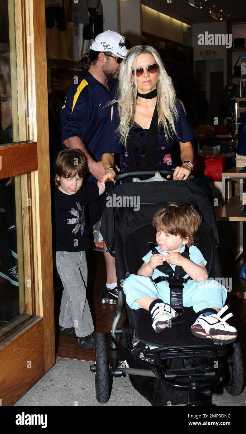 Russell crowe and danielle spencer and tennyson crowe Banque de ...