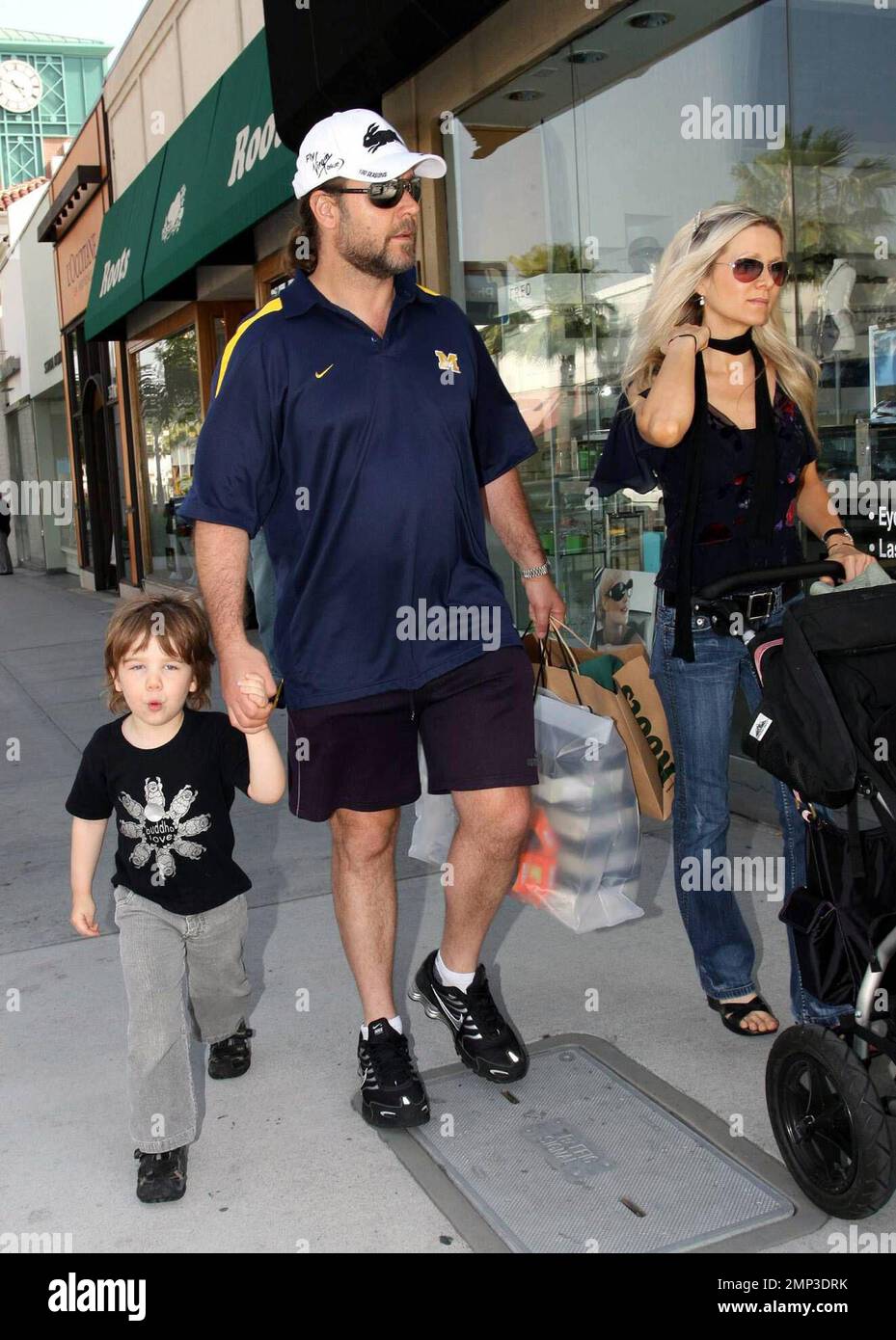 Russell crowe and danielle spencer and tennyson crowe Banque de ...