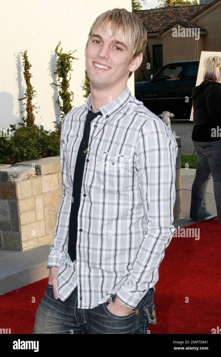 Exclusif !! Aaron carter joue avec le chiot de sa sœur à l'extérieur de ...