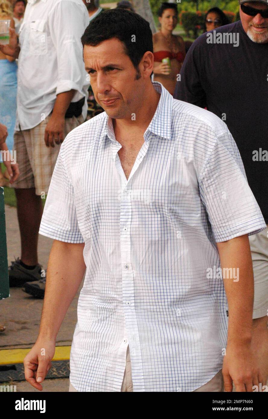 L'acteur Adam Sandler fait son chemin autour de l'ensemble de Maui ...