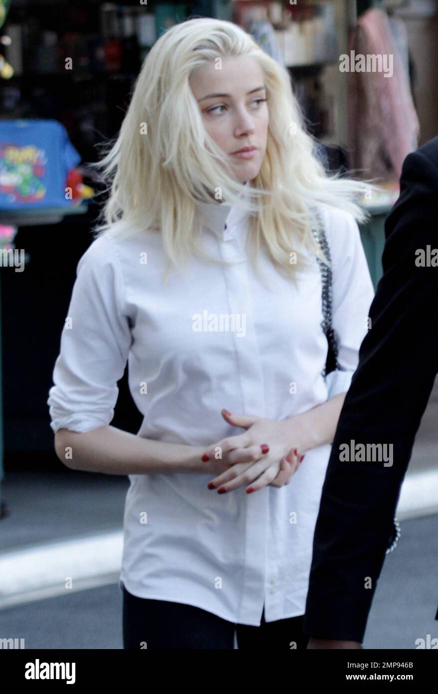 L'actrice Amber entendit porter un haut en coton blanc, des leggings ...