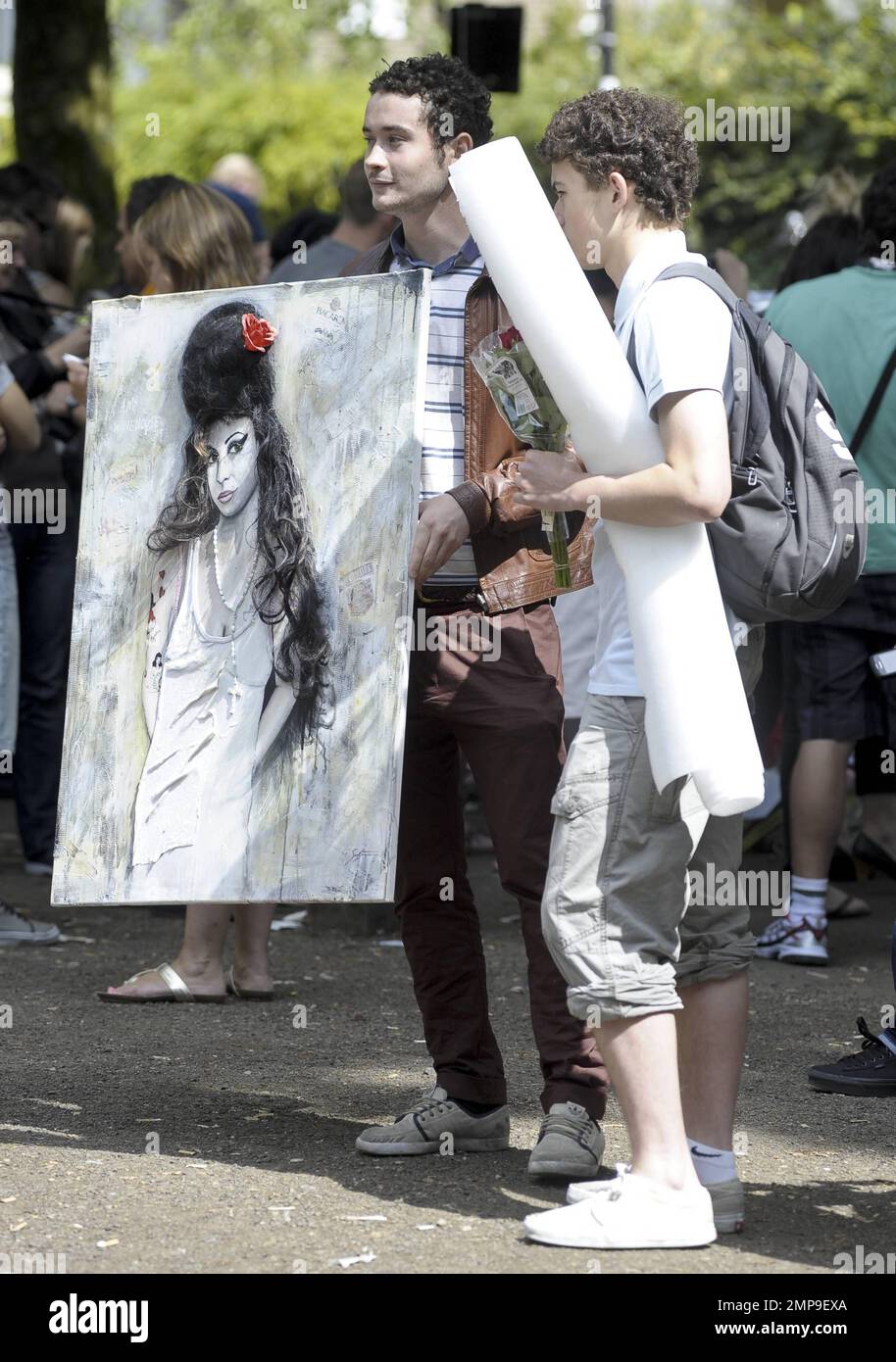 Les fans et les amis se rassemblent dans la maison Camden d'Amy ...