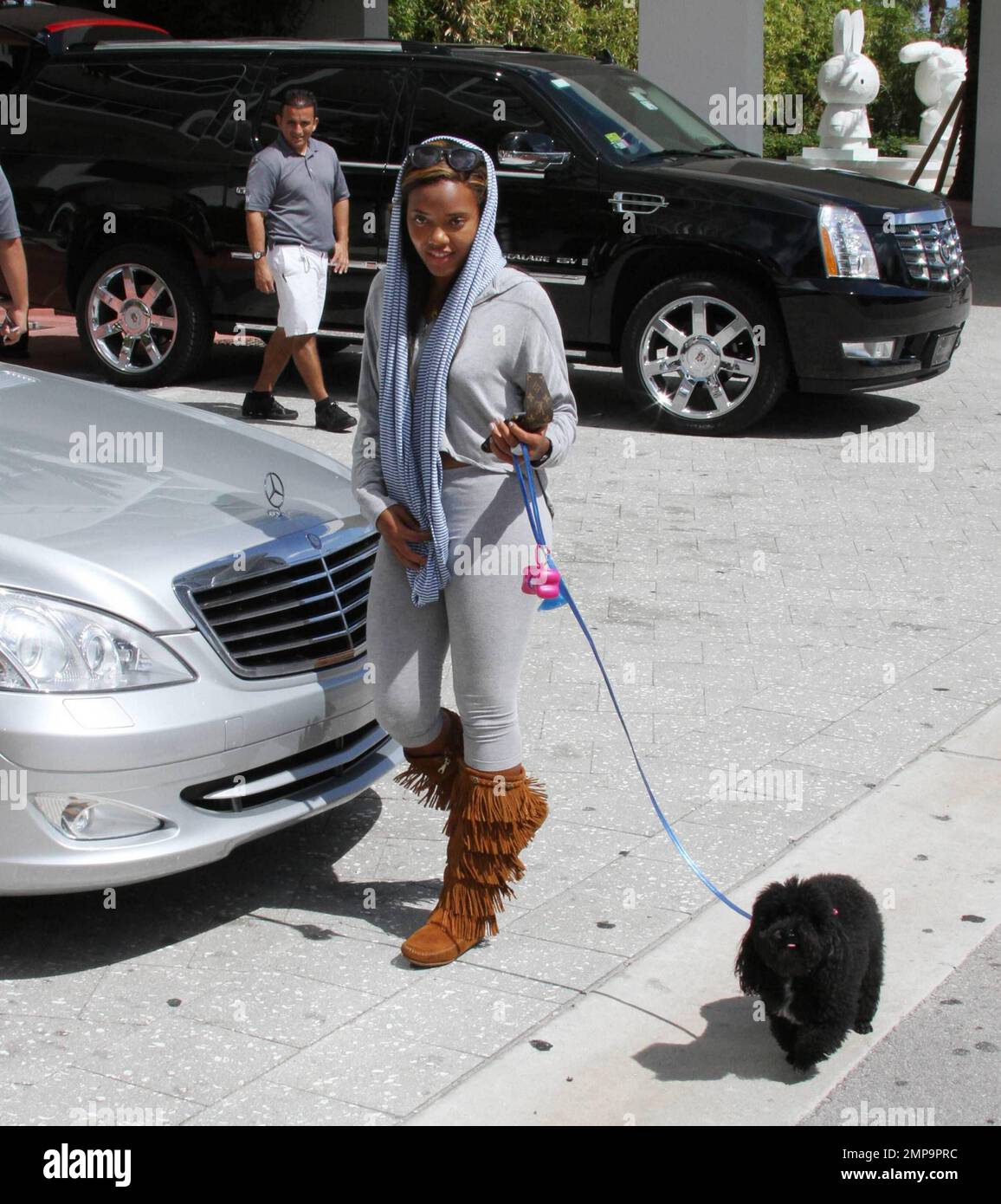 Angela Simmons quitte son hôtel avec une amie masculine et son chien ...