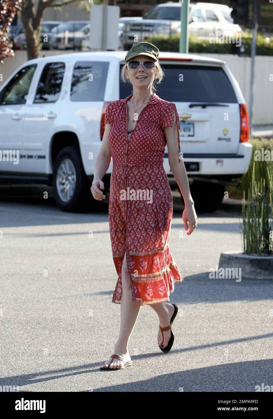 Anne Heche regarde chaque partie d'une famille heureuse alors qu'elle ...