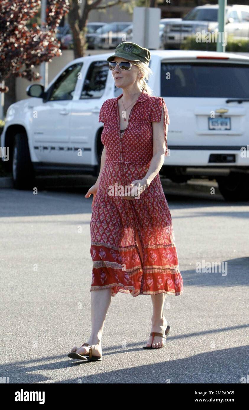 Anne Heche regarde chaque partie d'une famille heureuse alors qu'elle ...