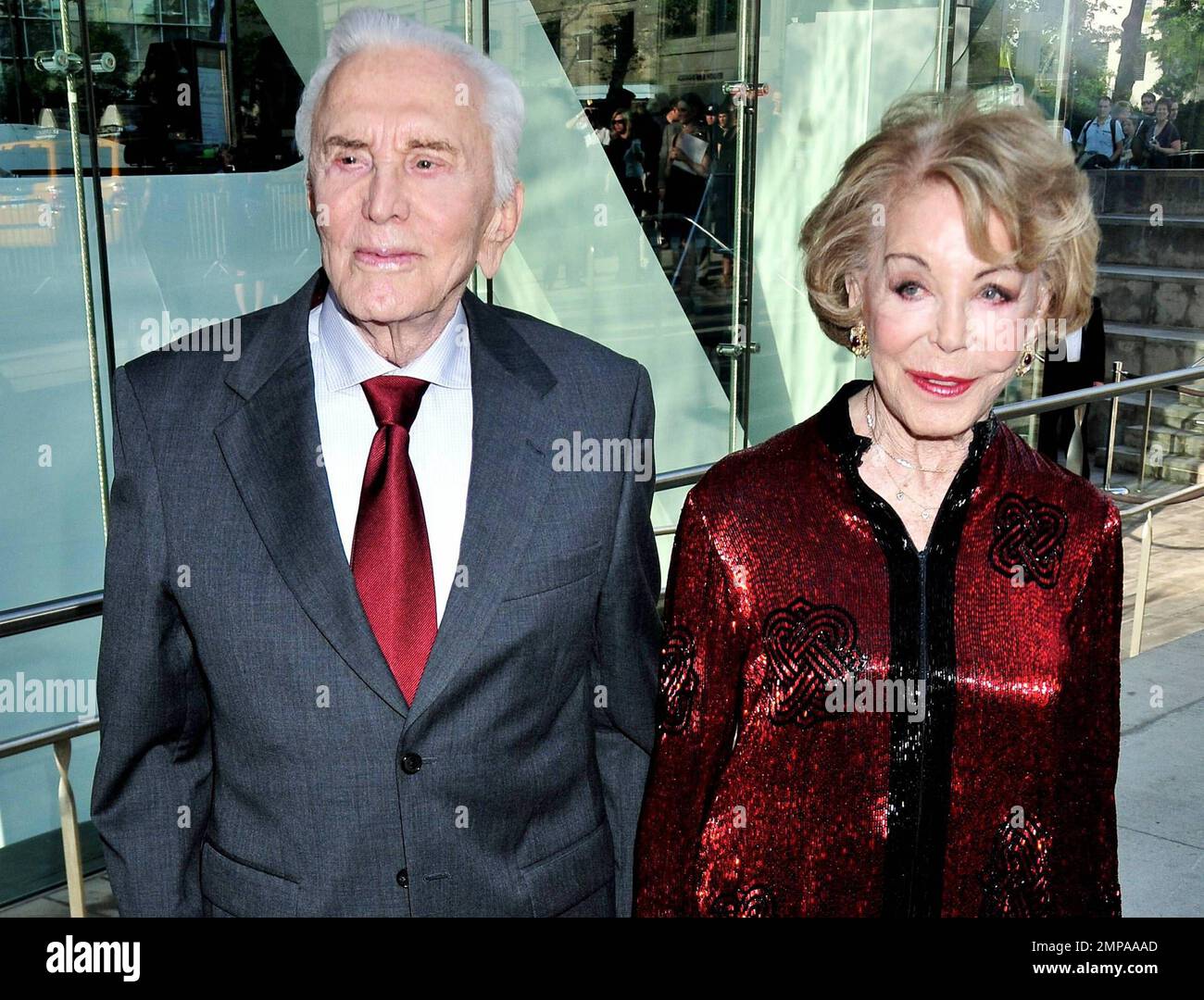 KIRK Douglas et sa femme Anne Buydens arrivent au gala annuel Chaplin 37th du Tully Hall Lincoln ...