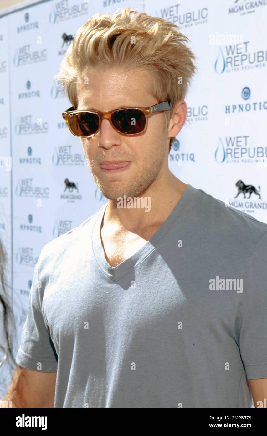 L'acteur Matt Barr de la série télé CW « Hellcats » arrive à une fête ...